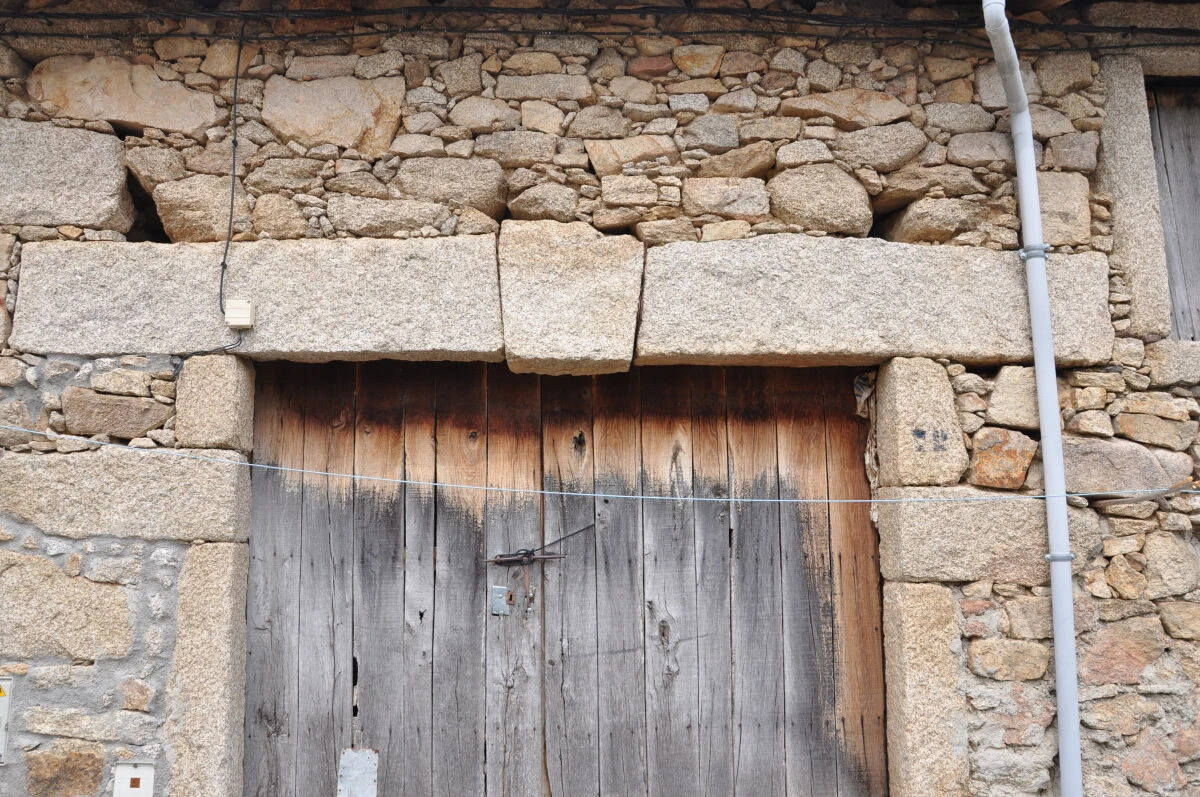 Significado de «adintelado (adintelada)»