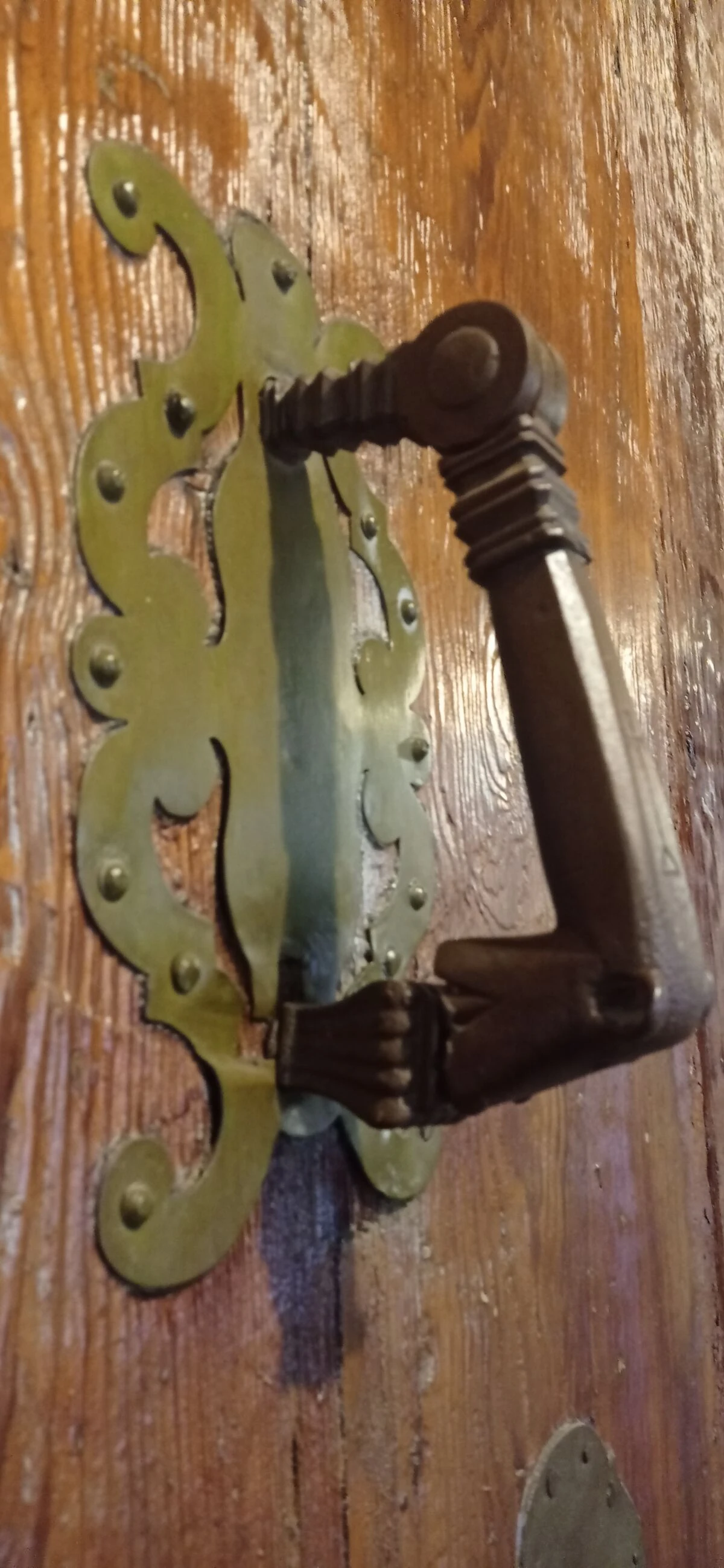 Significado de «aldaba»